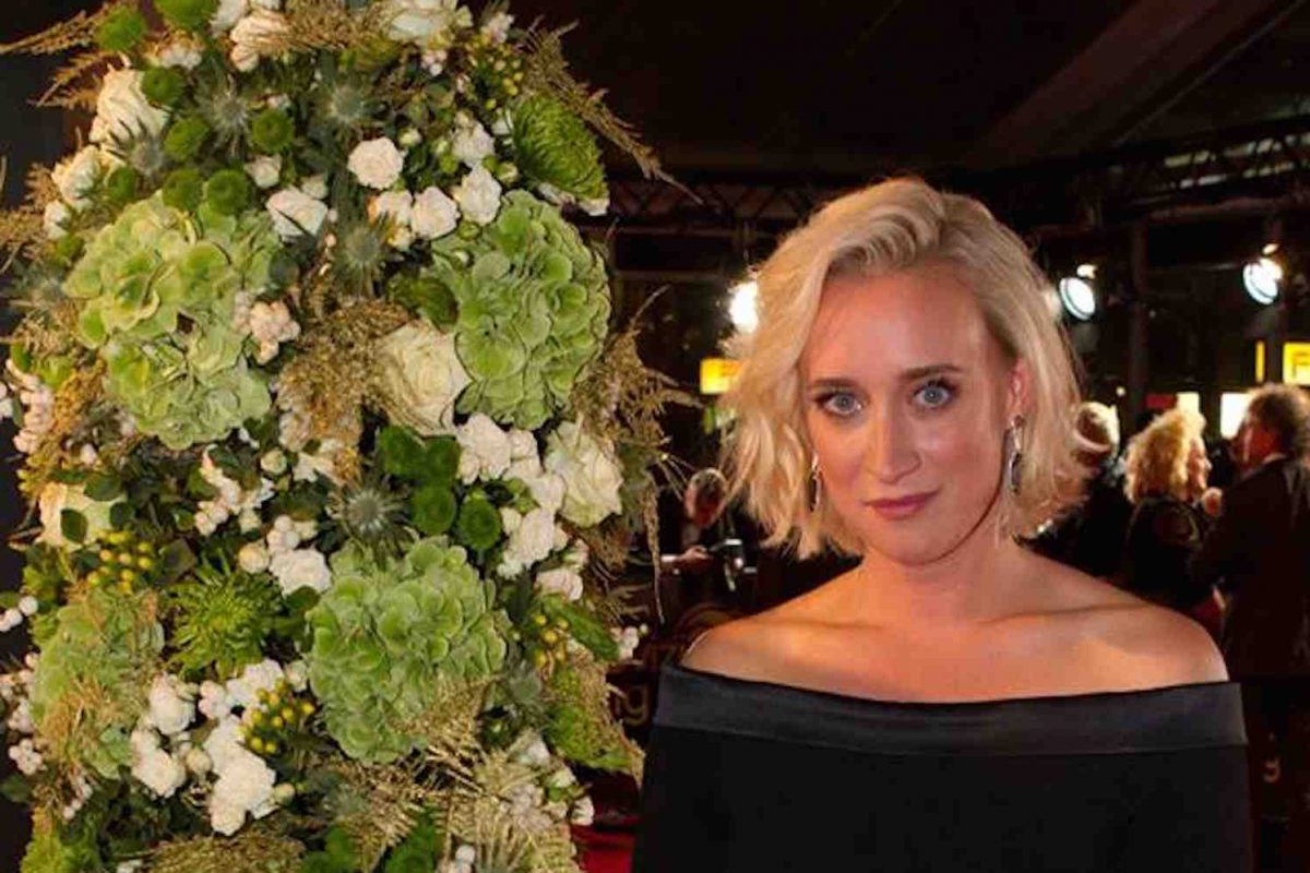 Bloemen op rode loper Gouden Televizier Ring Gala - GroenVandaag